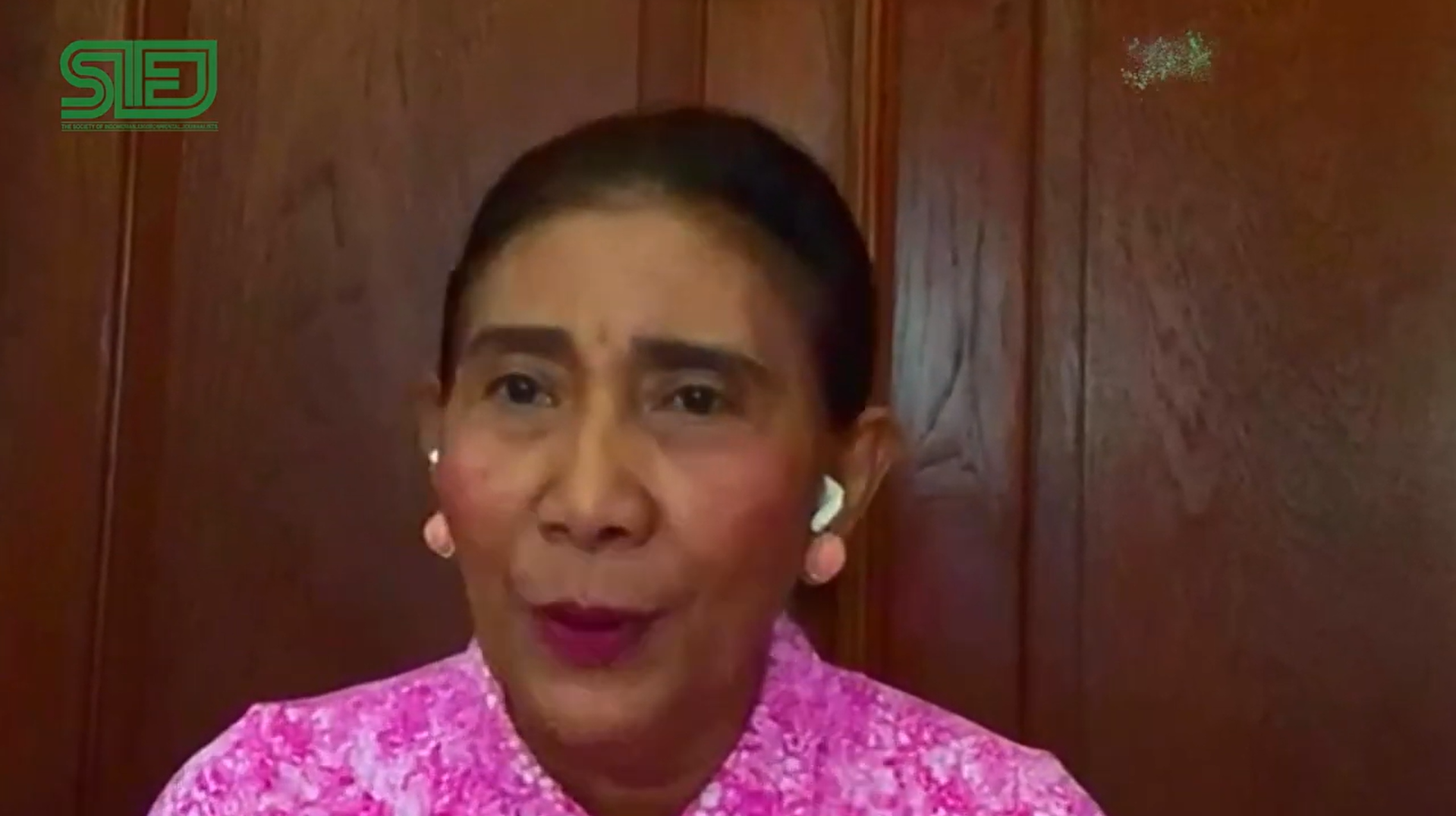 Susi Pudjiastuti Ungkap Maraknya Kerusakan Lingkungan di Green Press Community | SIEJ ...